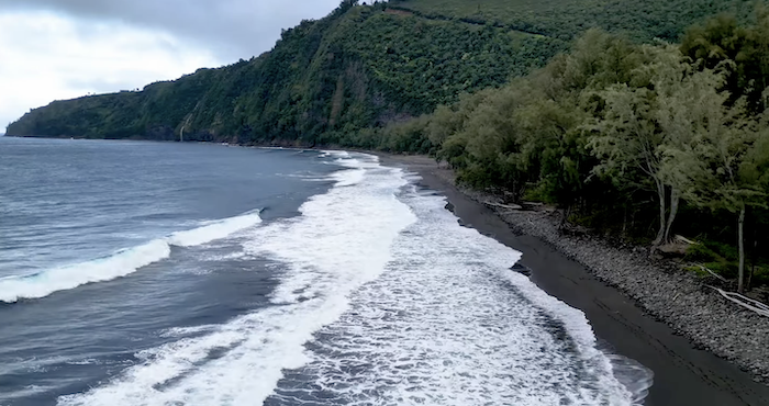 Waipi'o Valley black sand beach - Arnott's Lodging & Adventures